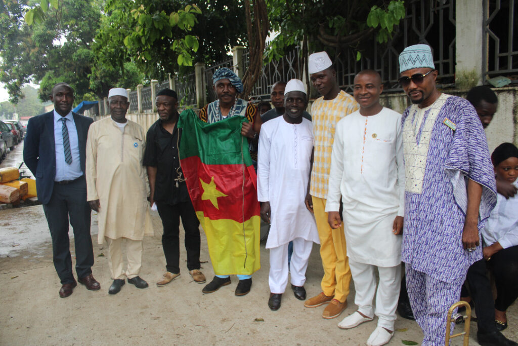 HOMMAGE A FELIX-ROLAND MOUMIE : Une gerbe sur la tombe restaurée du panafricaniste à Conakry